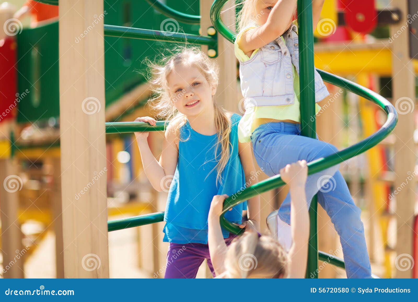 Groupe Denfants Heureux Sur Le Terrain De Jeu Denfants Photo Stock