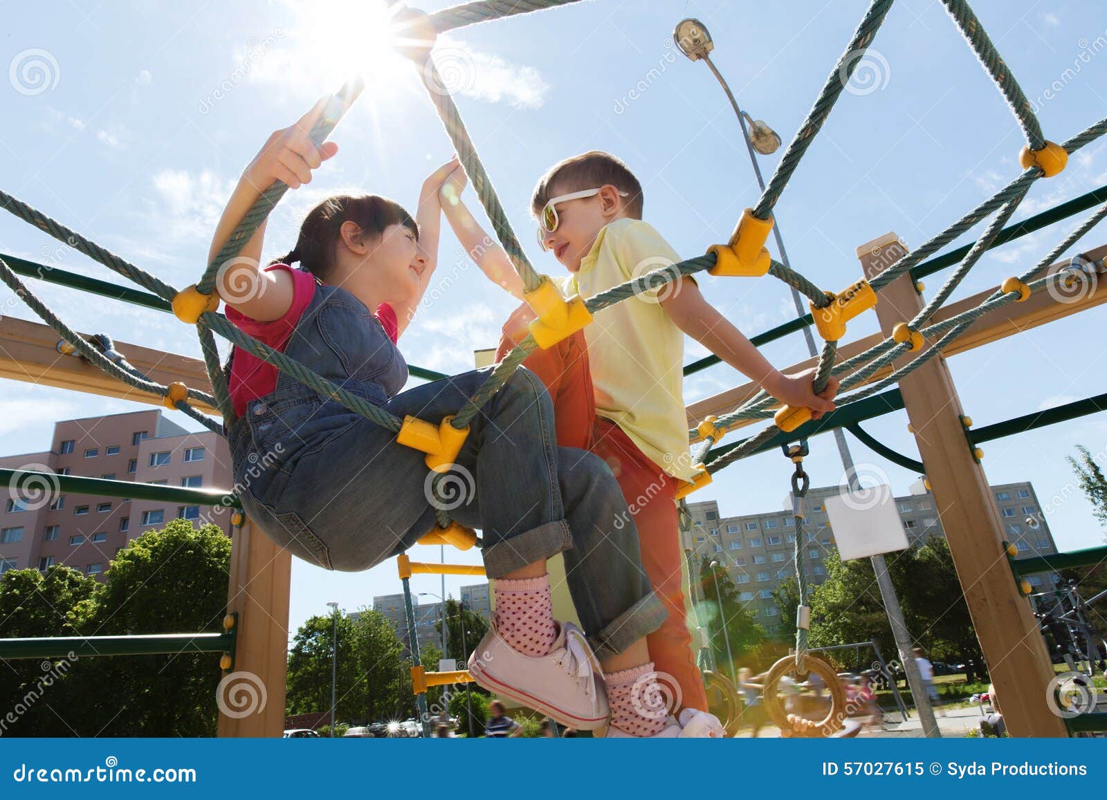 Groupe Denfants Heureux Sur Le Terrain De Jeu Denfants Image Stock