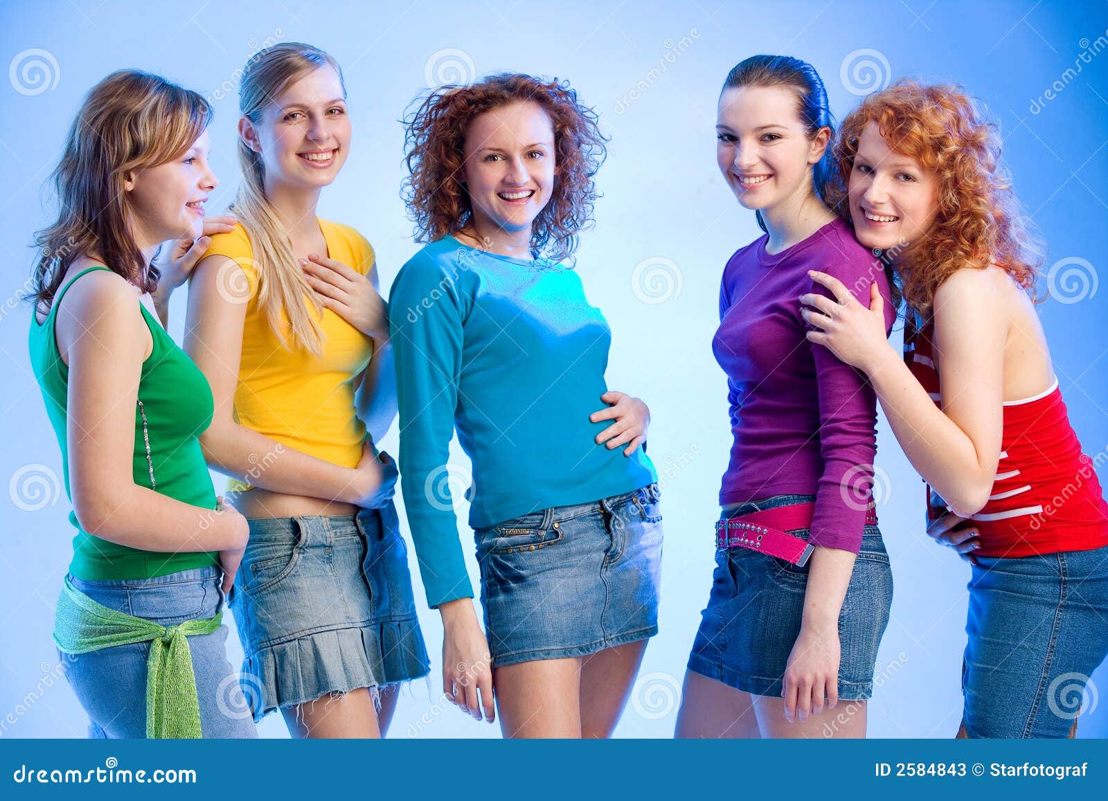 Groupe de cinq filles image stock. Image du attrayant - 2584843