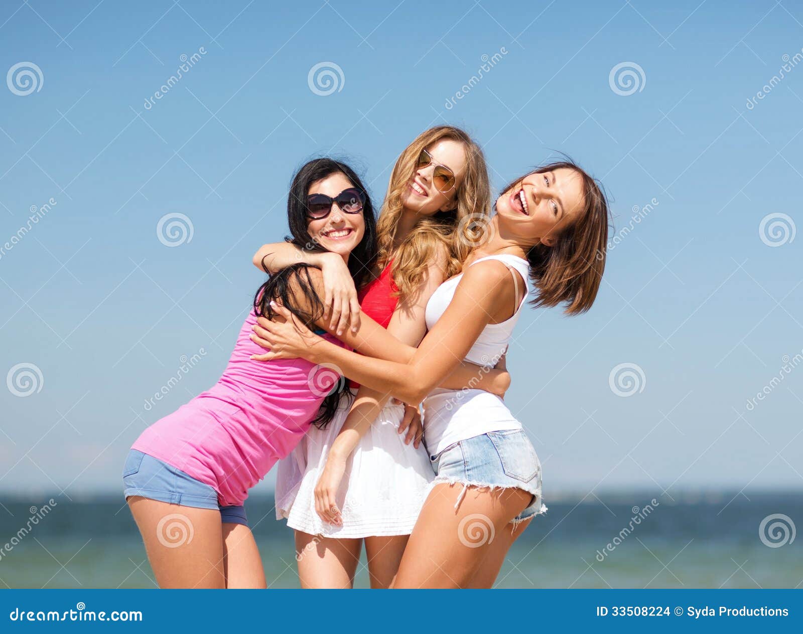 Groupe De Filles Refroidissant Sur La Plage Photo Stock Image Du