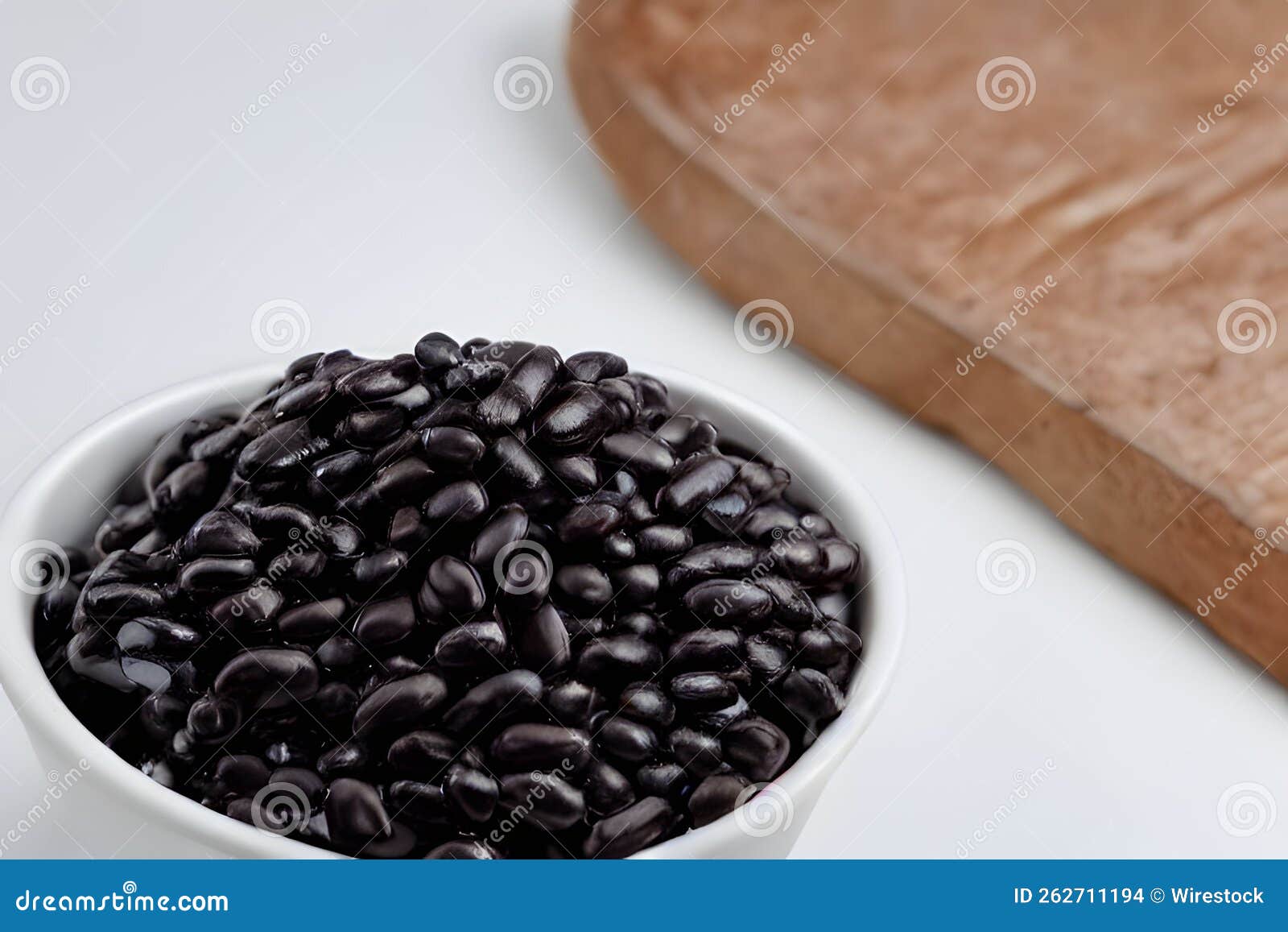 Groupe De Haricots Rouges Sur Une Plaque Blanche Photo stock - Image du ...