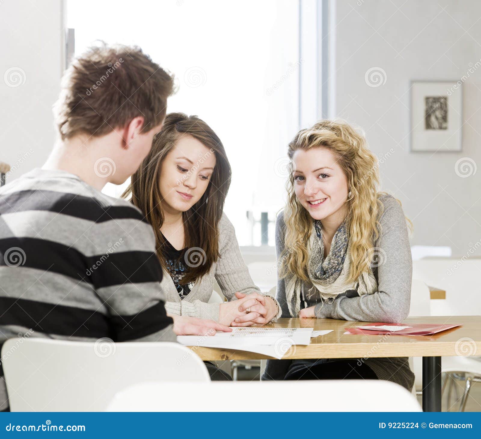 Groupe De Personnes Autour D'une Table Photo stock - Image du amis ...