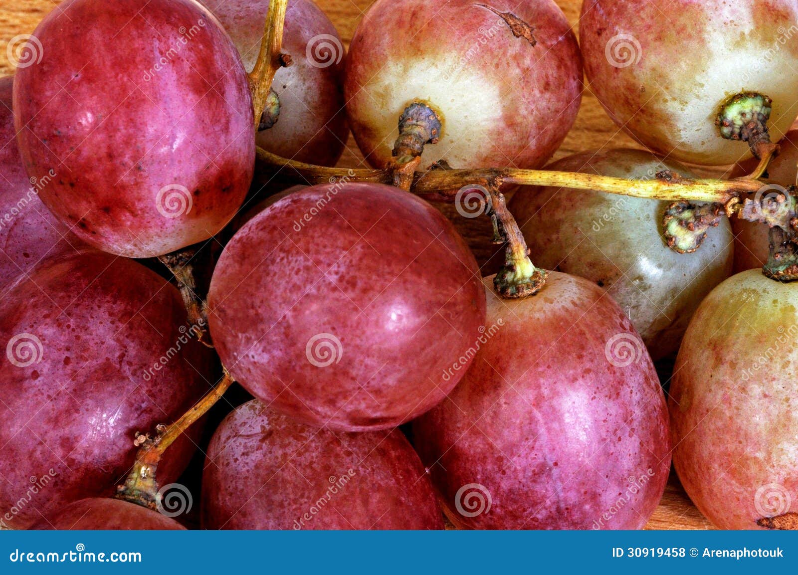 Groupe de raisins rouges. photo stock. Image du groupes - 30919458