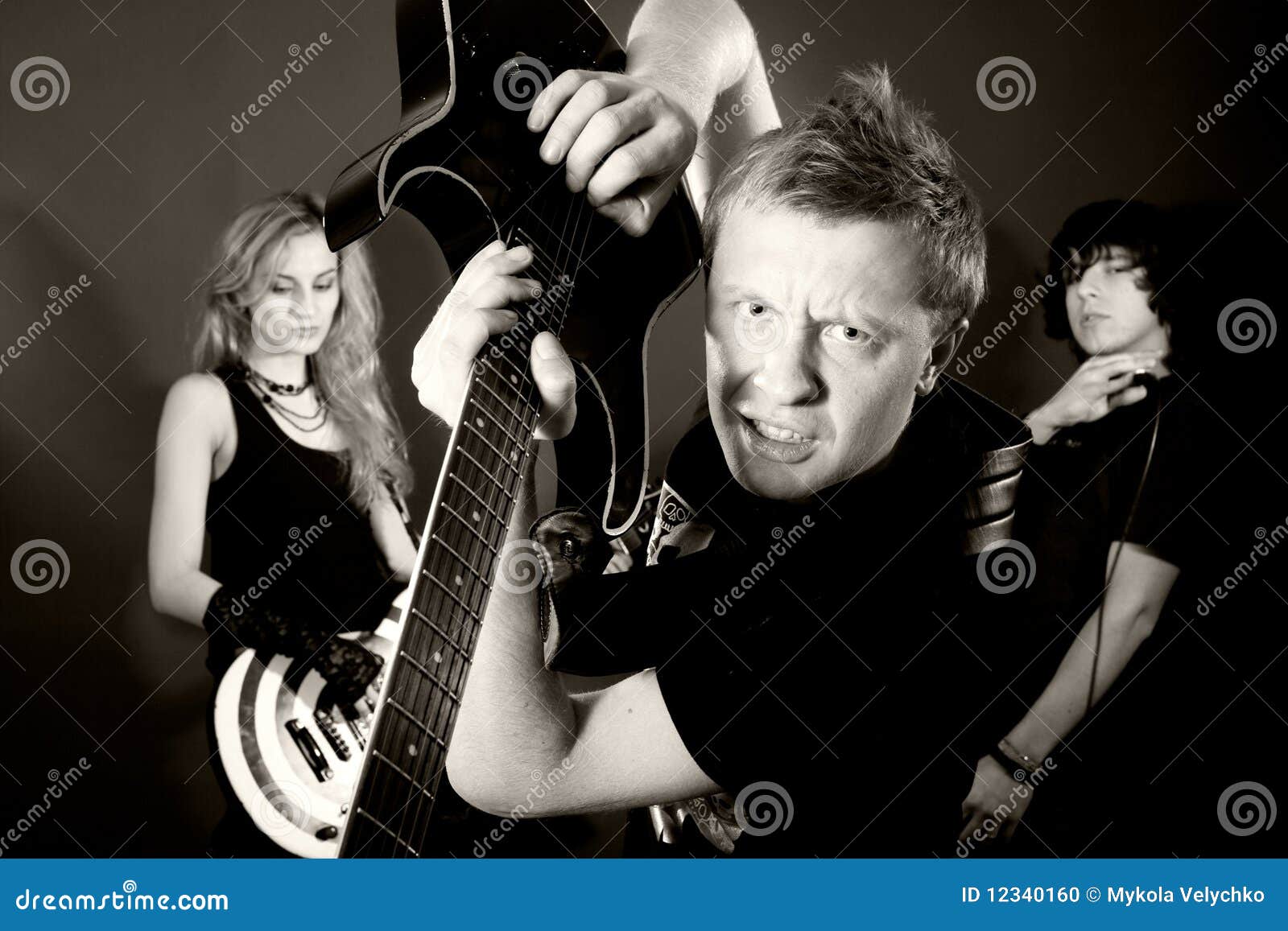 Groupe De Rock Dans Le Studio Photo stock - Image du concert, femelle ...