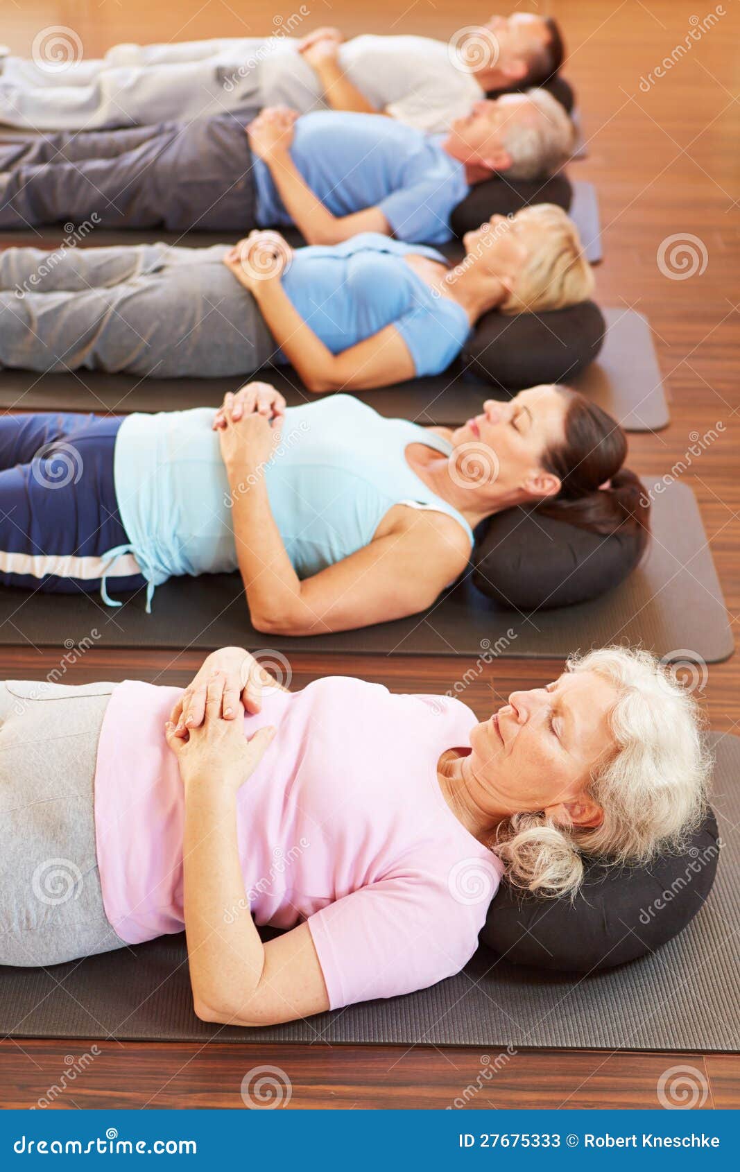 Groupe Faisant L'exercice De Relaxation Image stock - Image du sain ...