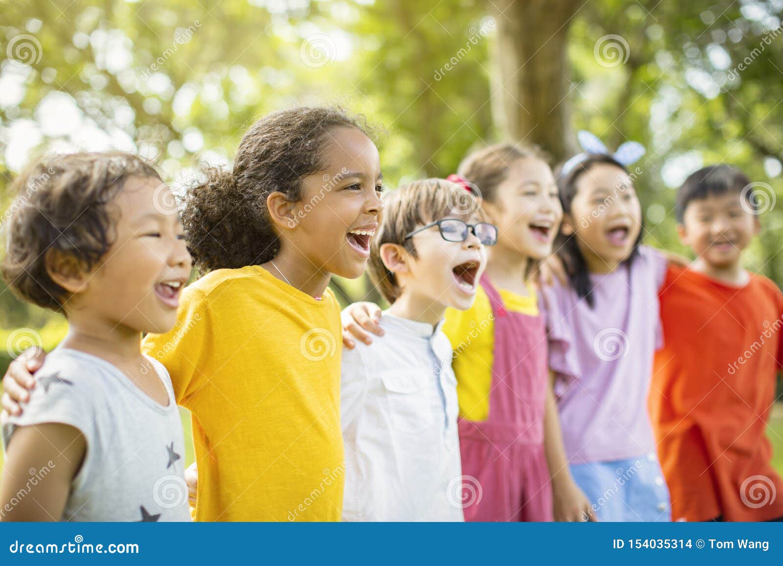 Groupe Multi-ethnique D'enfants D'école Riant Et Embrassant Photo stock ... Groupe Multi-ethnique D'enfants D'école Riant Et Embrassant Photo stock ...