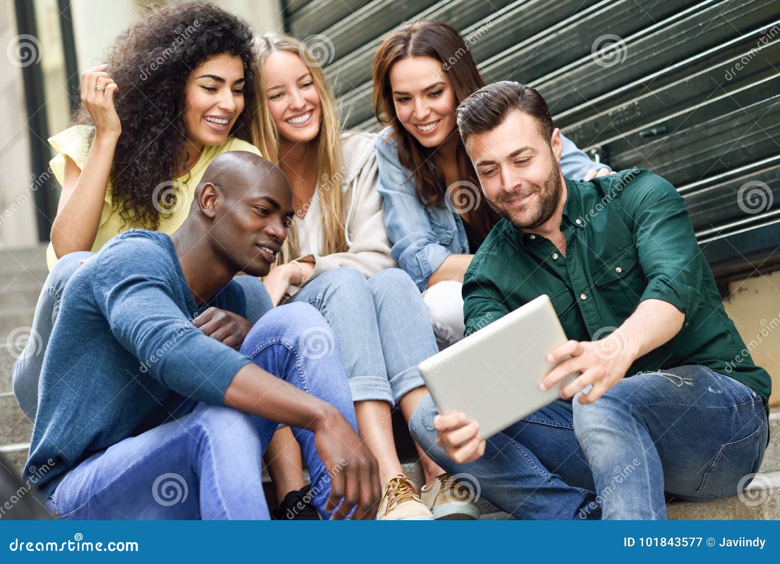 Groupe Multi-ethnique Des Jeunes Regardant Une Tablette Image stock ... Groupe Multi-ethnique Des Jeunes Regardant Une Tablette Image stock ...