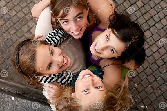 Grouphug de 4 meninas imagem de stock. Imagem de fresco - 16453285