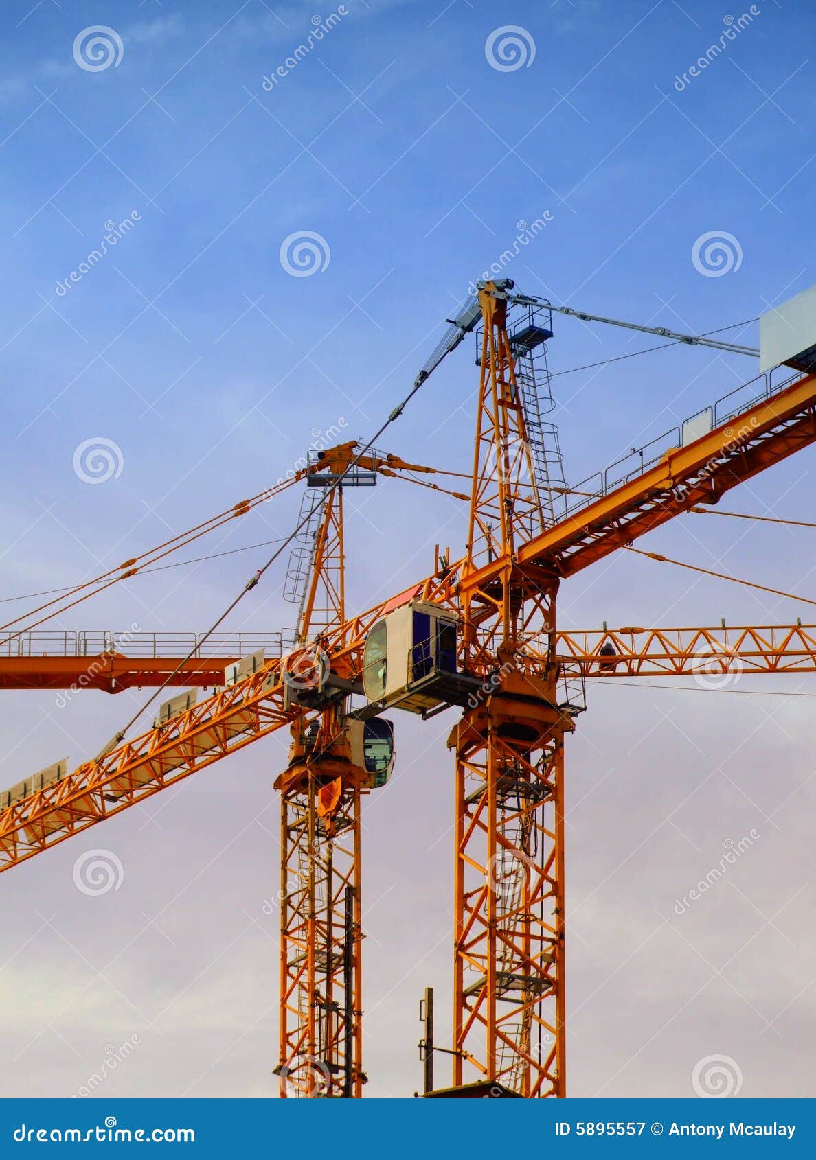 Gru di costruzione 02 immagine stock. Immagine di disegno - 5895557