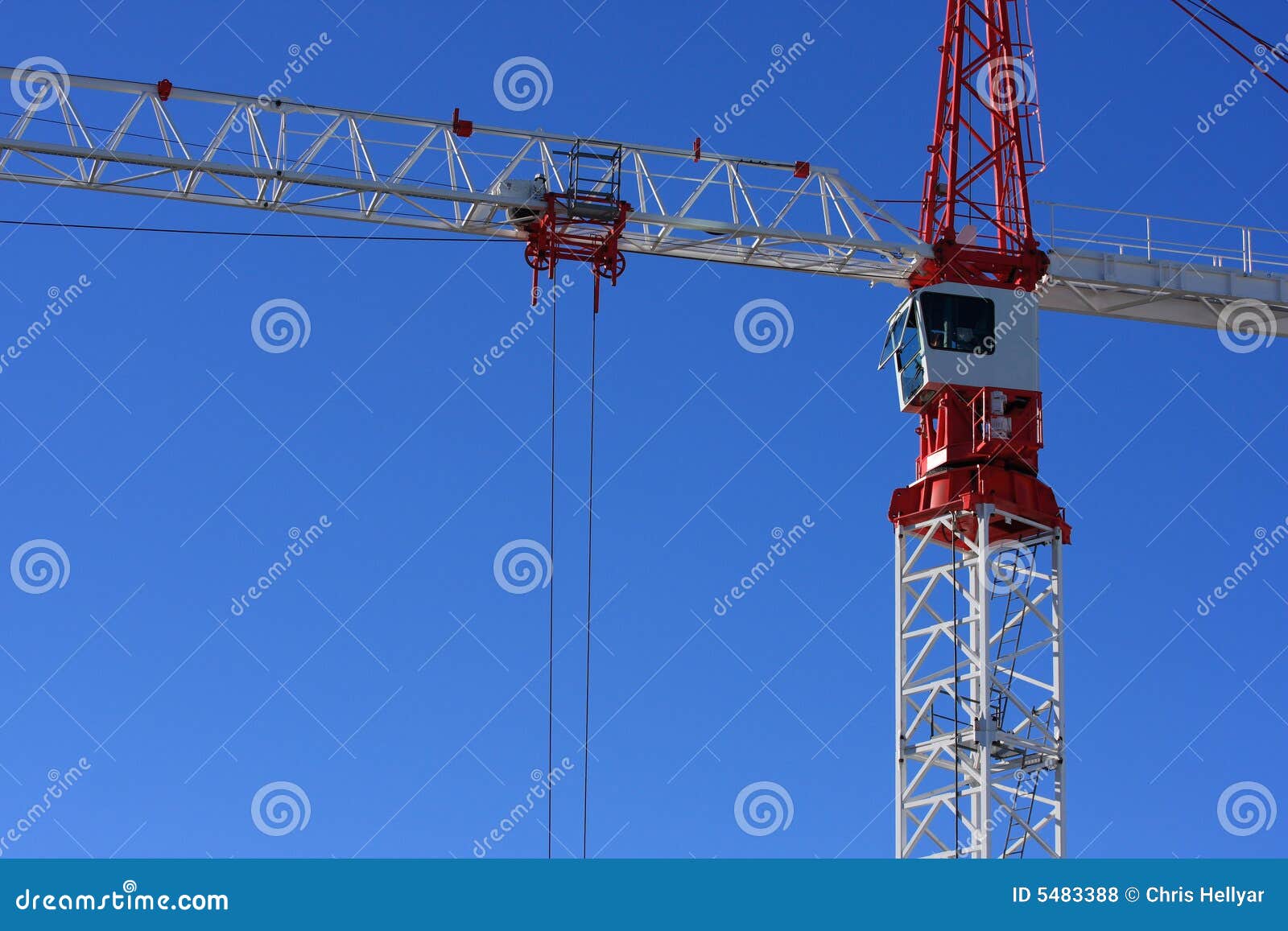 Gru Di Costruzione Rossa E Bianca Fotografia Stock - Immagine di ...