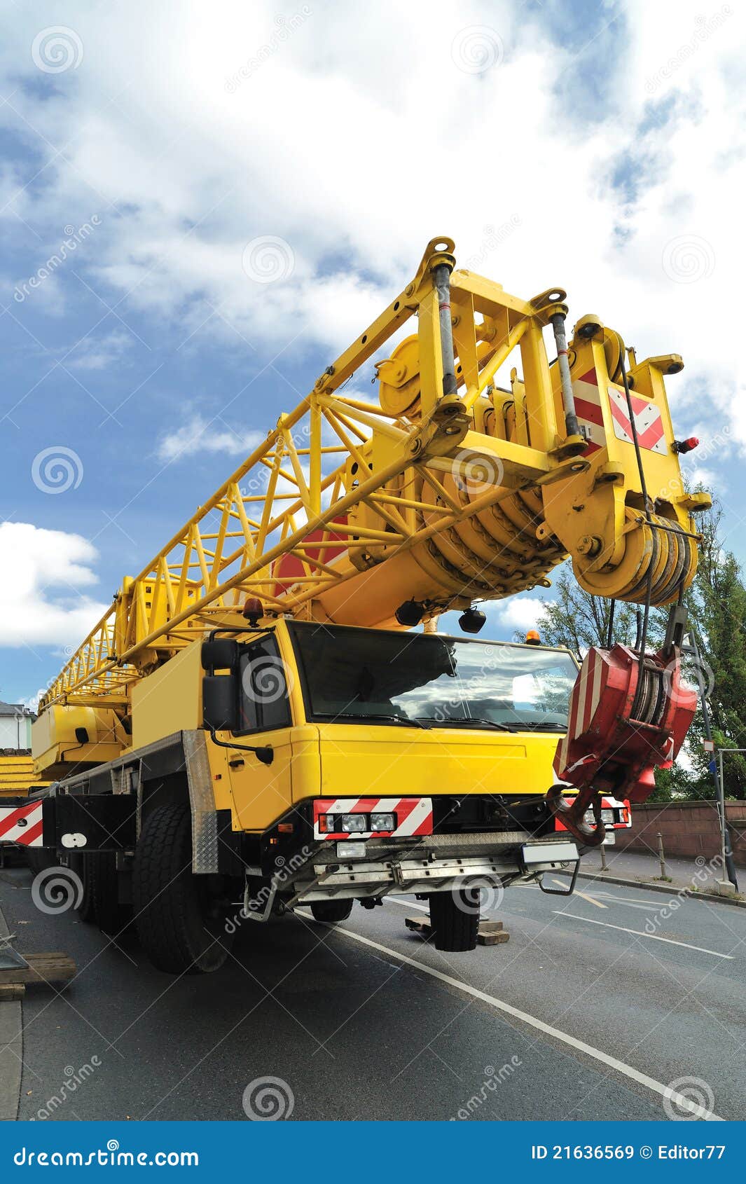 Gru mobile sulla via immagine stock. Immagine di giallo - 21636569