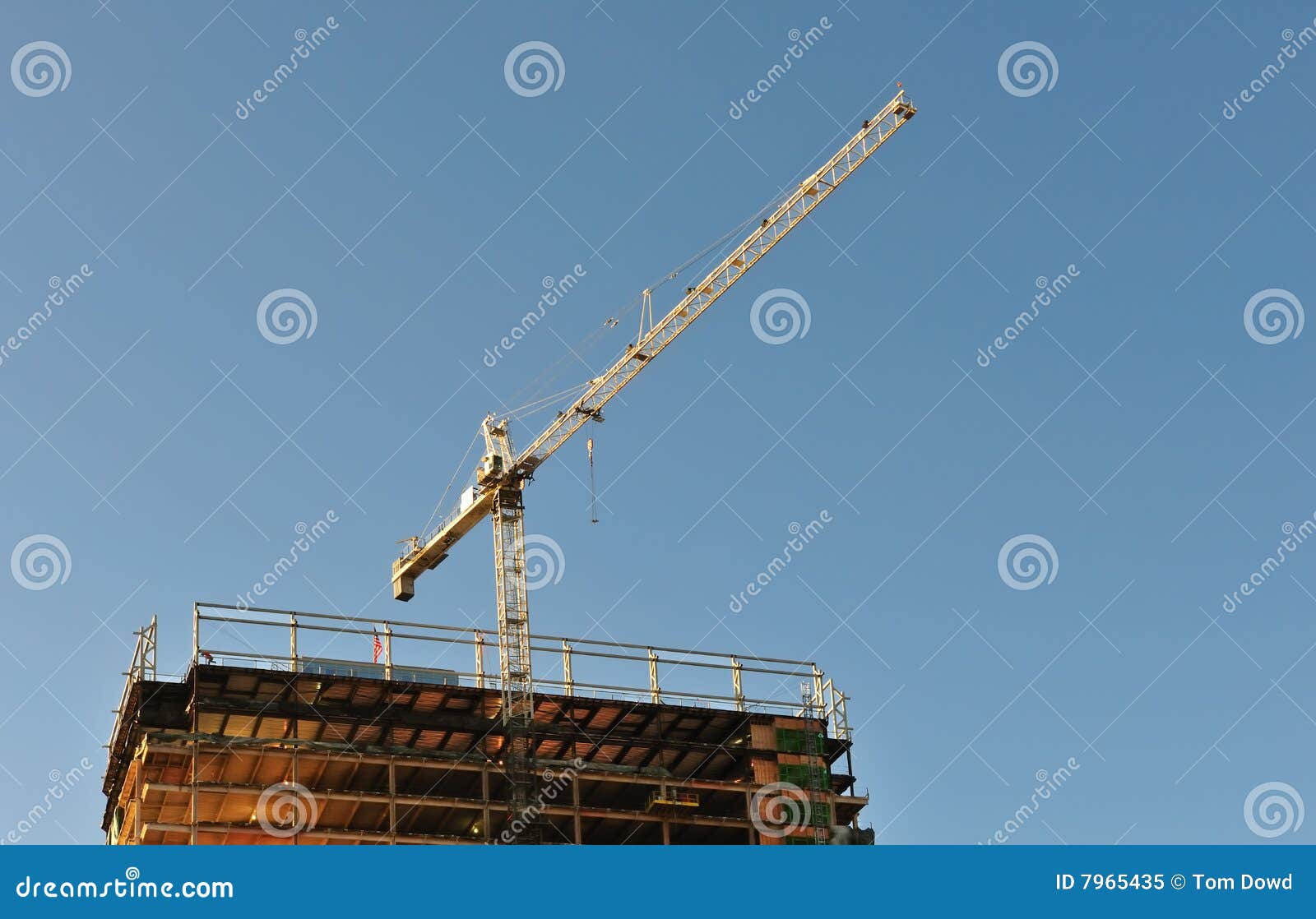 Gru sopra costruzione immagine stock. Immagine di torretta - 7965435