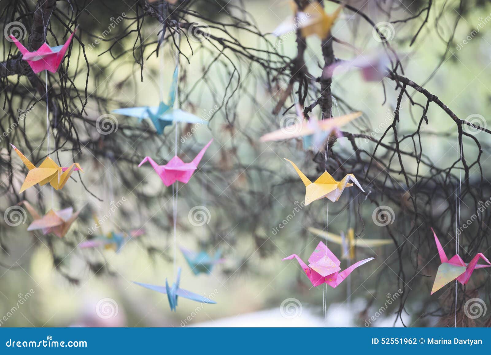 Gru variopinte di origami fotografia stock. Immagine di giapponese ...