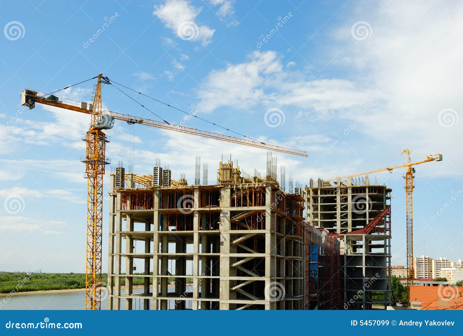 Grue image stock. Image du bleu, échafaudage, matériau - 5457099