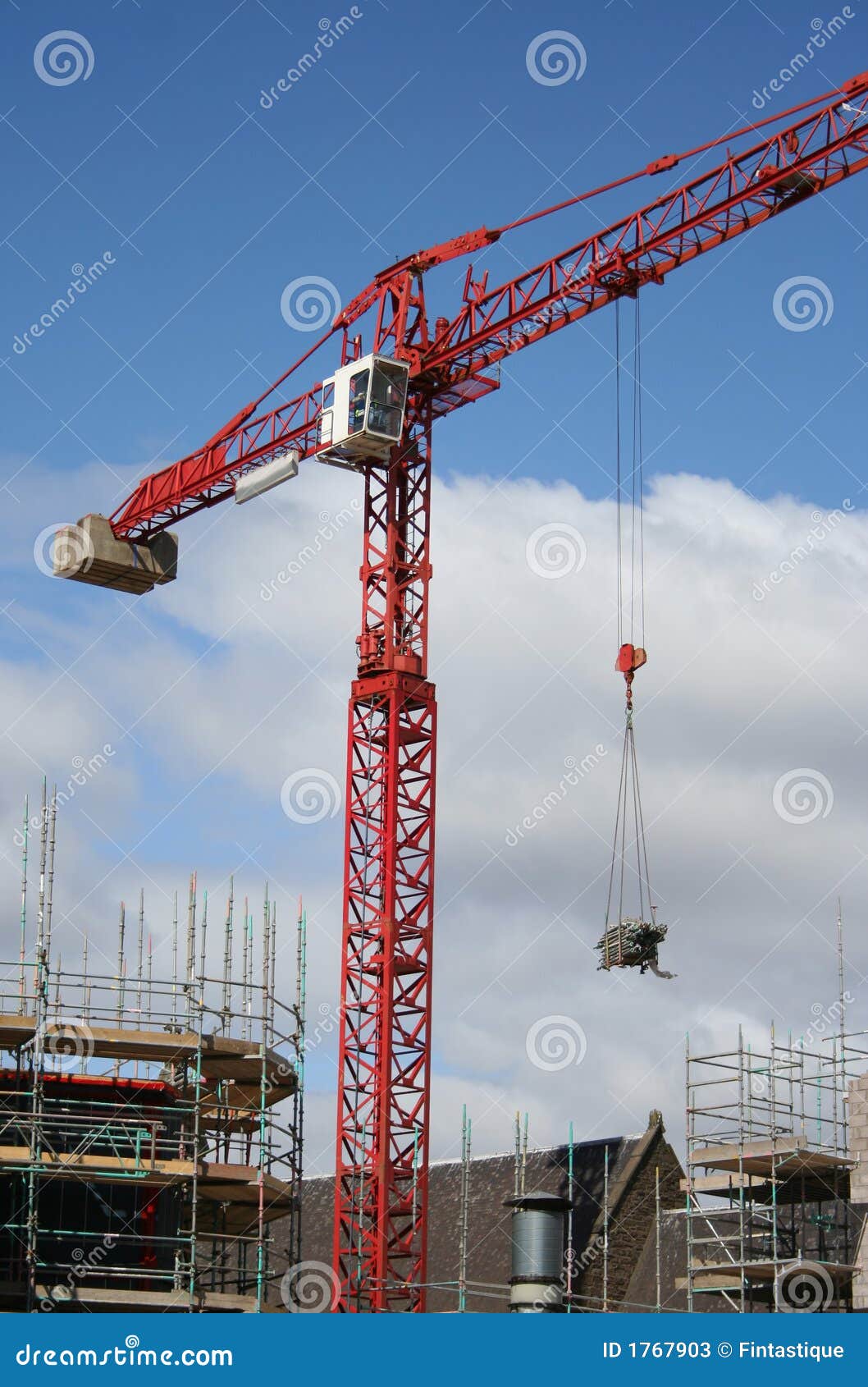 Grue au chantier image stock. Image du grue, construction - 1767903