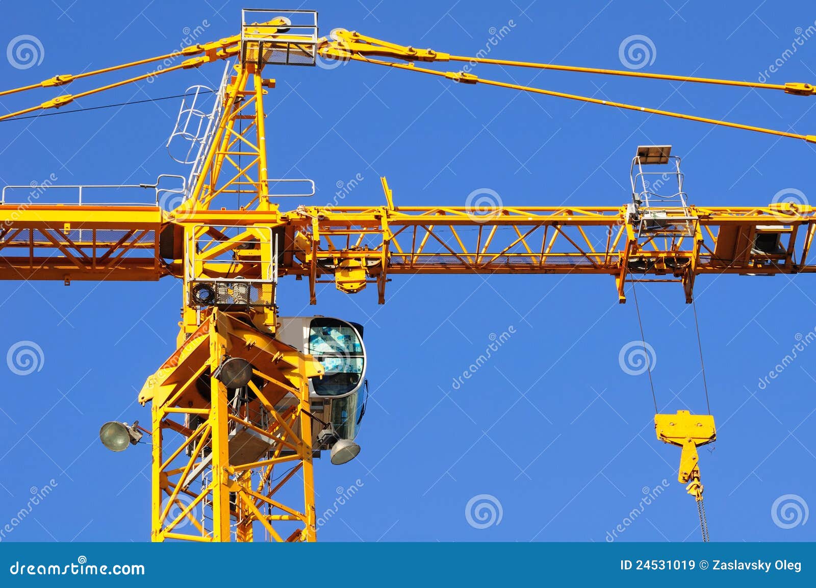 Grue de construction. image stock. Image du lumineux - 24531019
