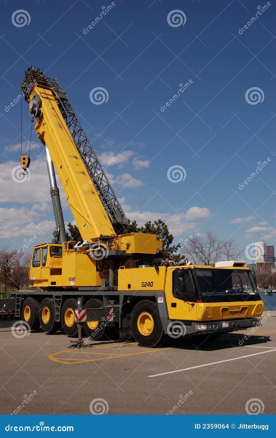 Grue mobile photo stock. Image du véhicule, ciel, lourd - 2359064