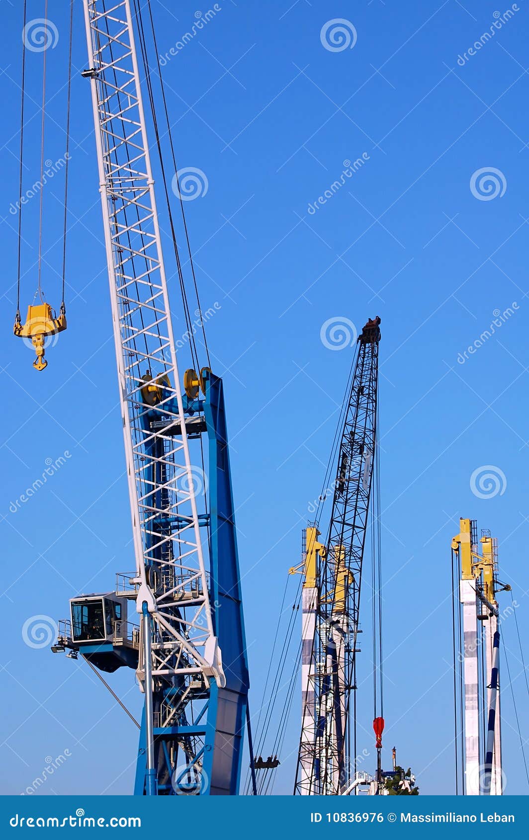 Grues photo stock. Image du crochet, grues, port, acier - 10836976