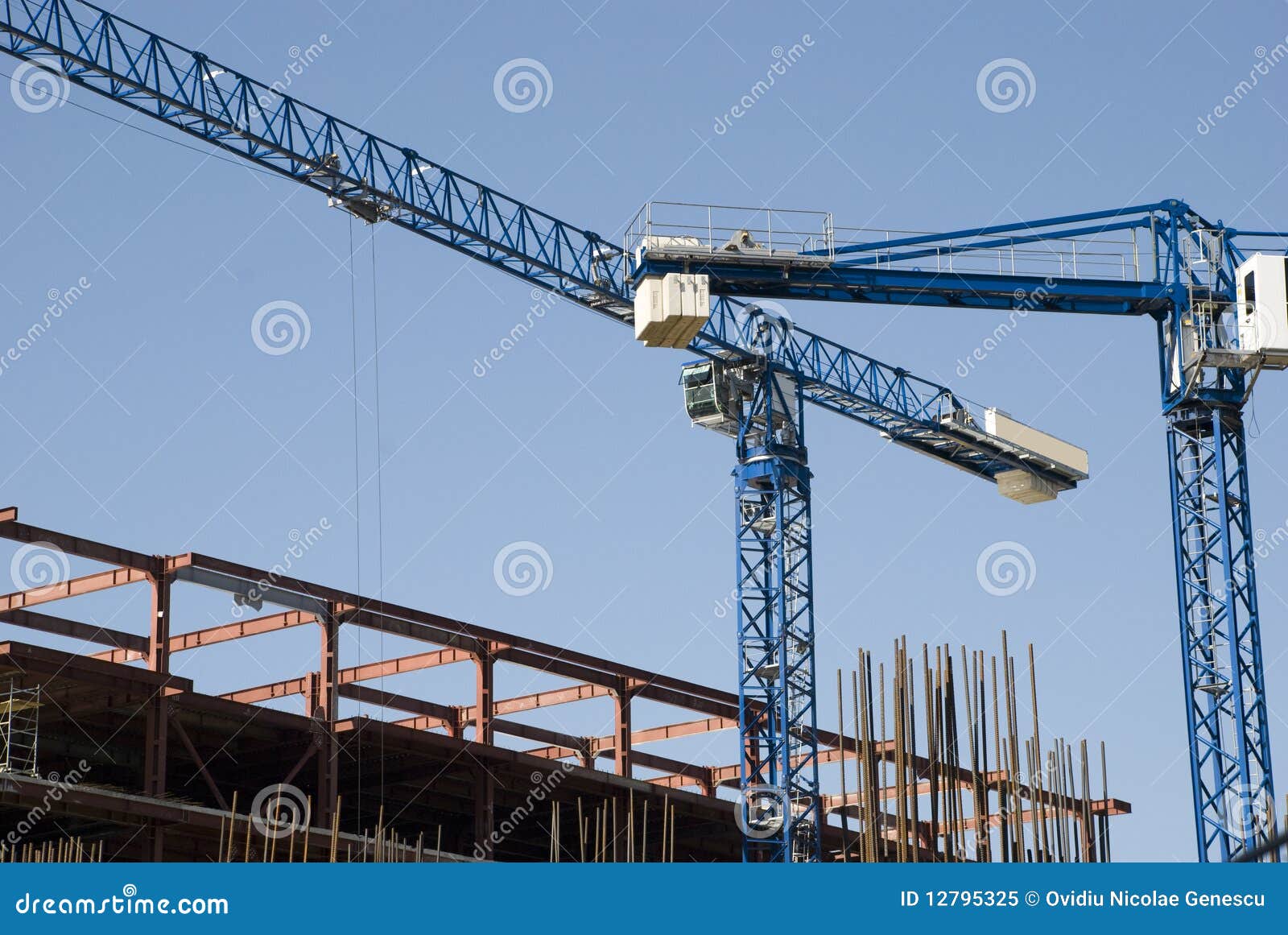Grues Au Chantier De Construction Image stock - Image du concret, fond ...