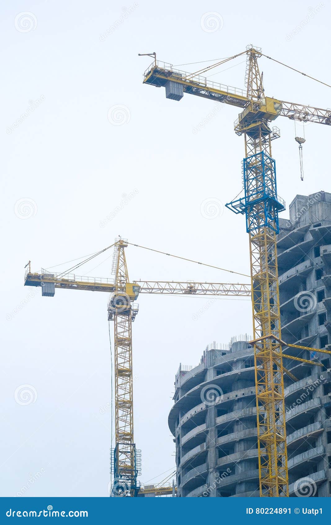 Grues de construction image stock. Image du architectural - 80224891