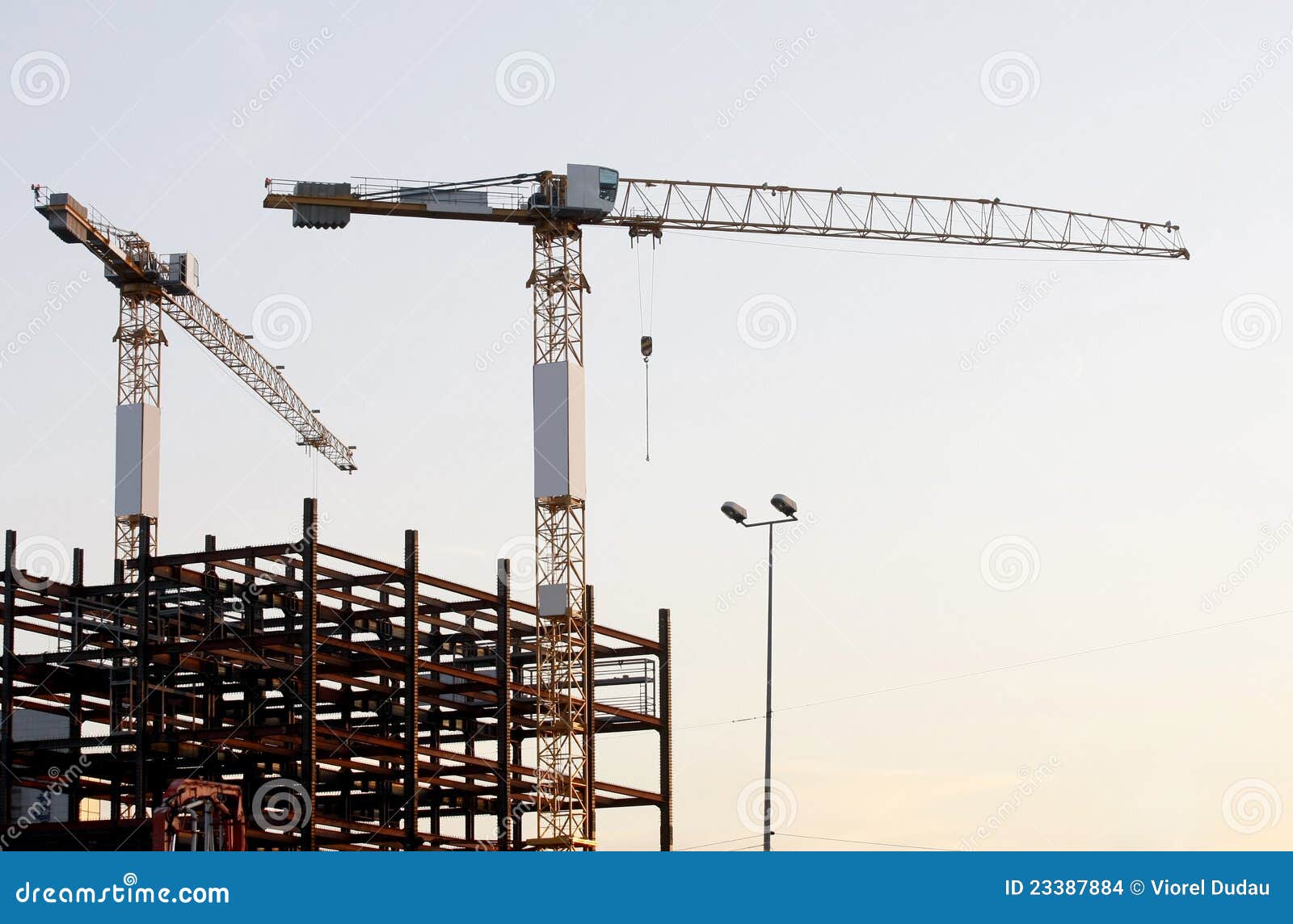 Grues Sur Le Chantier De Construction Photo stock - Image du industriel ...