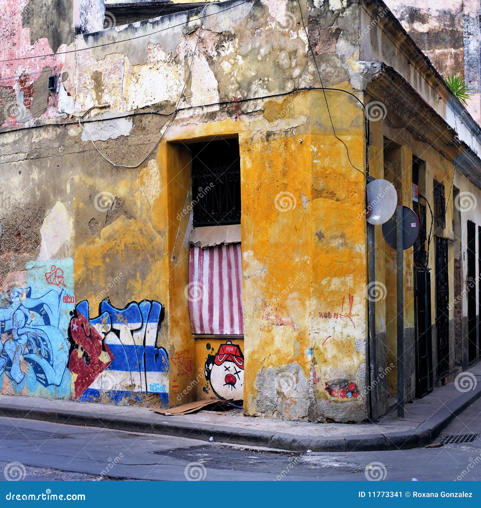 Grunge Building Wall in Havana Stock Image - Image of entrance ...