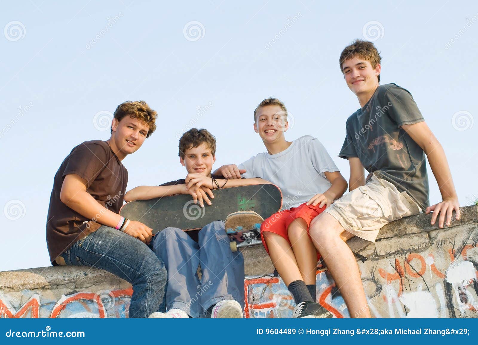 Grupo adolescente imagem de stock. Imagem de feliz, amigos - 9604489
