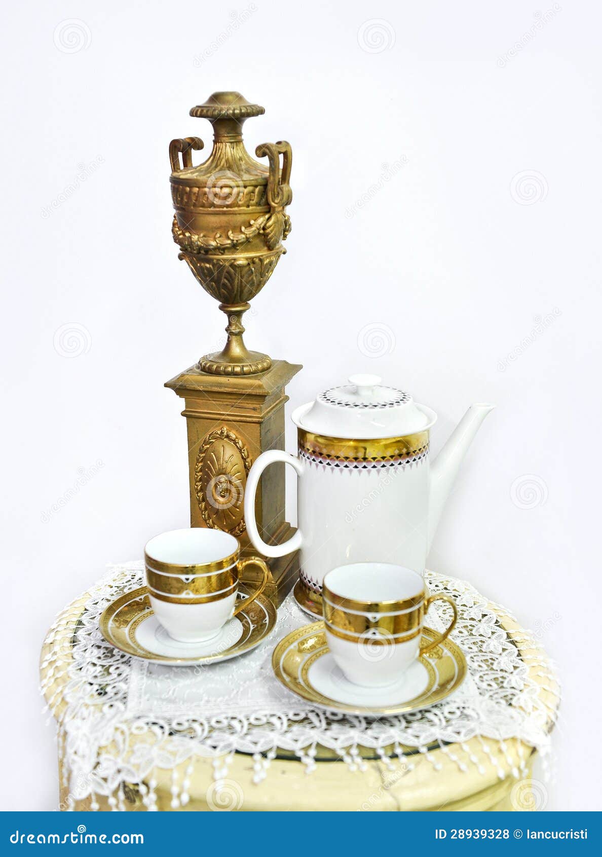 Grupo Branco E Dourado Do Bule Foto de Stock - Imagem de bule, mesa ...