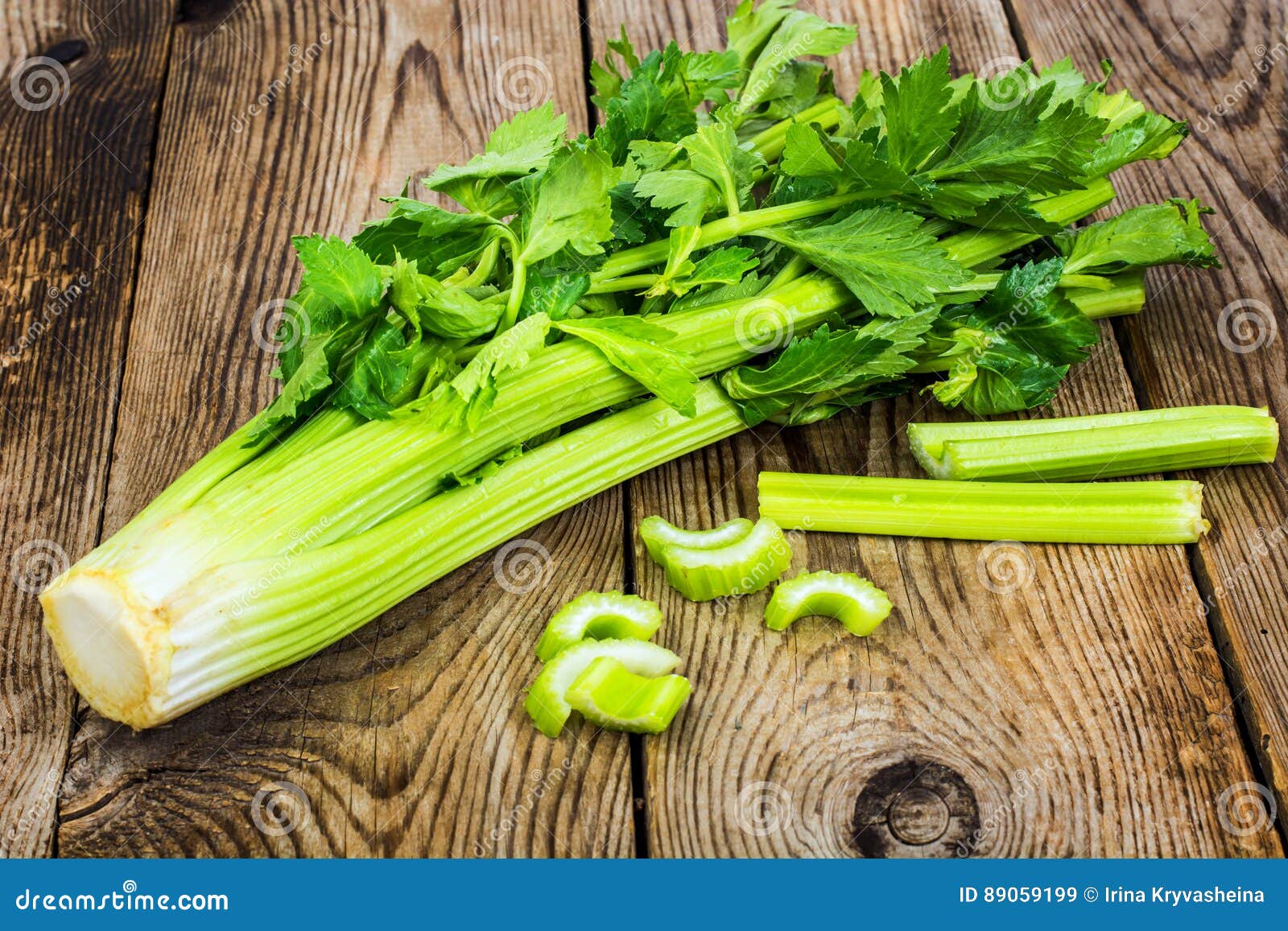 Grupo Da Haste Fresca Do Aipo Com Folhas Imagem de Stock - Imagem de ...