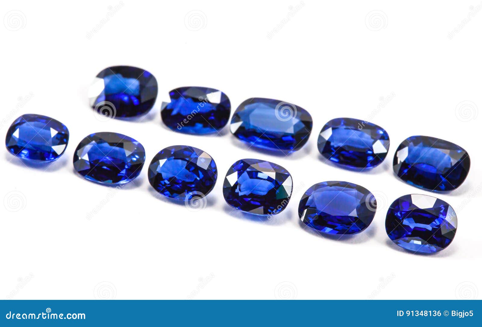 Grupo das safiras azuis foto de stock. Imagem de riqueza - 91348136
