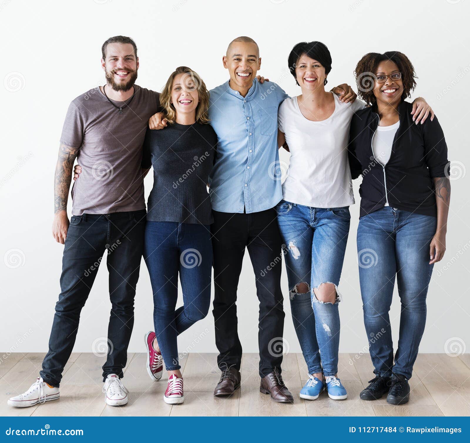Grupo De Abrazo Diverso De Los Amigos Foto de archivo - Imagen de ...