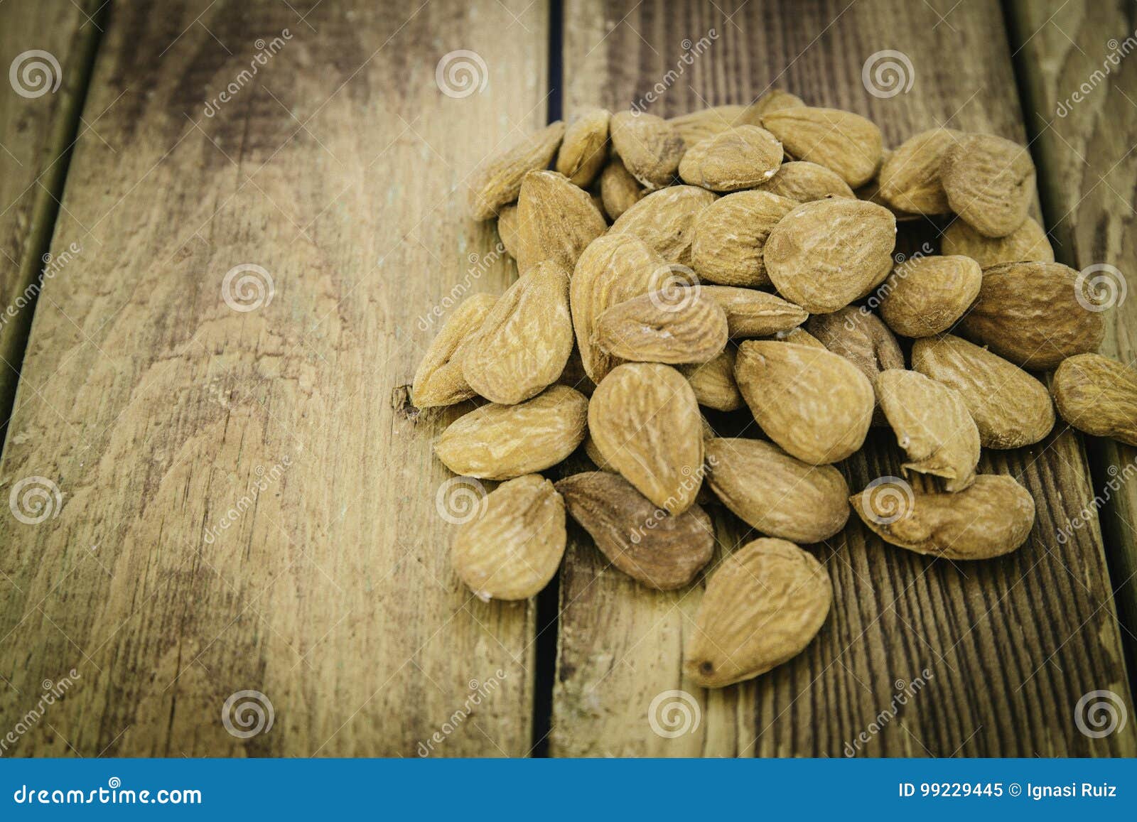 Grupo De Almendras Nuts En Una Tabla De Madera Imagen de archivo ...