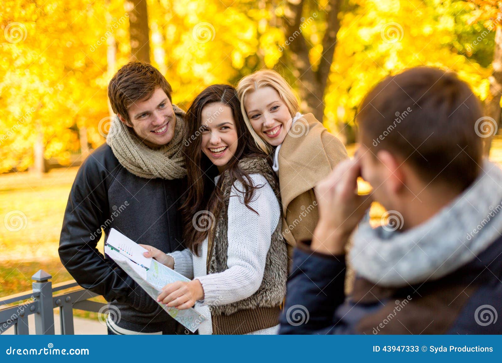 Grupo De Amigos Con El Mapa Al Aire Libre Imagen de archivo - Imagen de ...