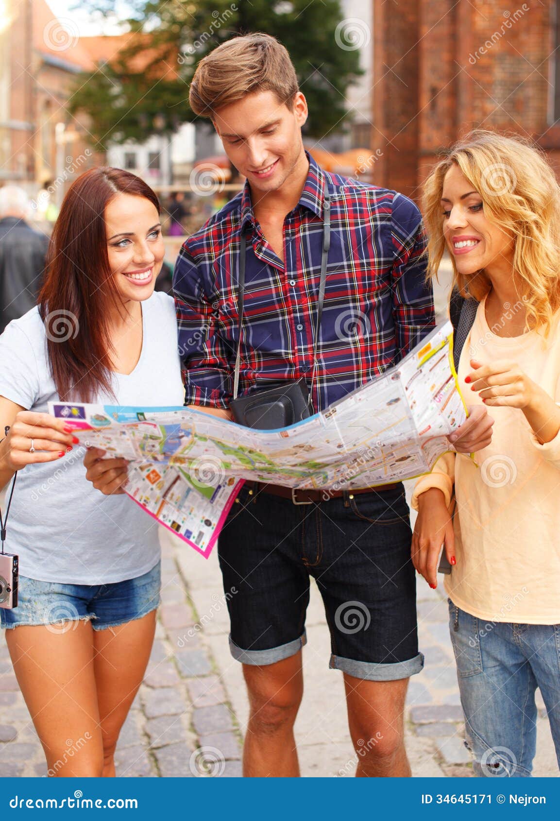 Grupo de amigos con mapa imagen de archivo. Imagen de mirando - 34645171