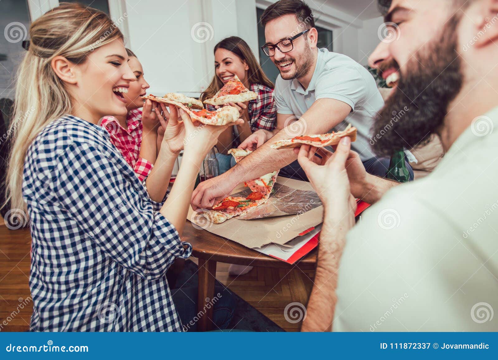Grupo De Amigos Novos Que Comem a Pizza Imagem de Stock - Imagem de ...