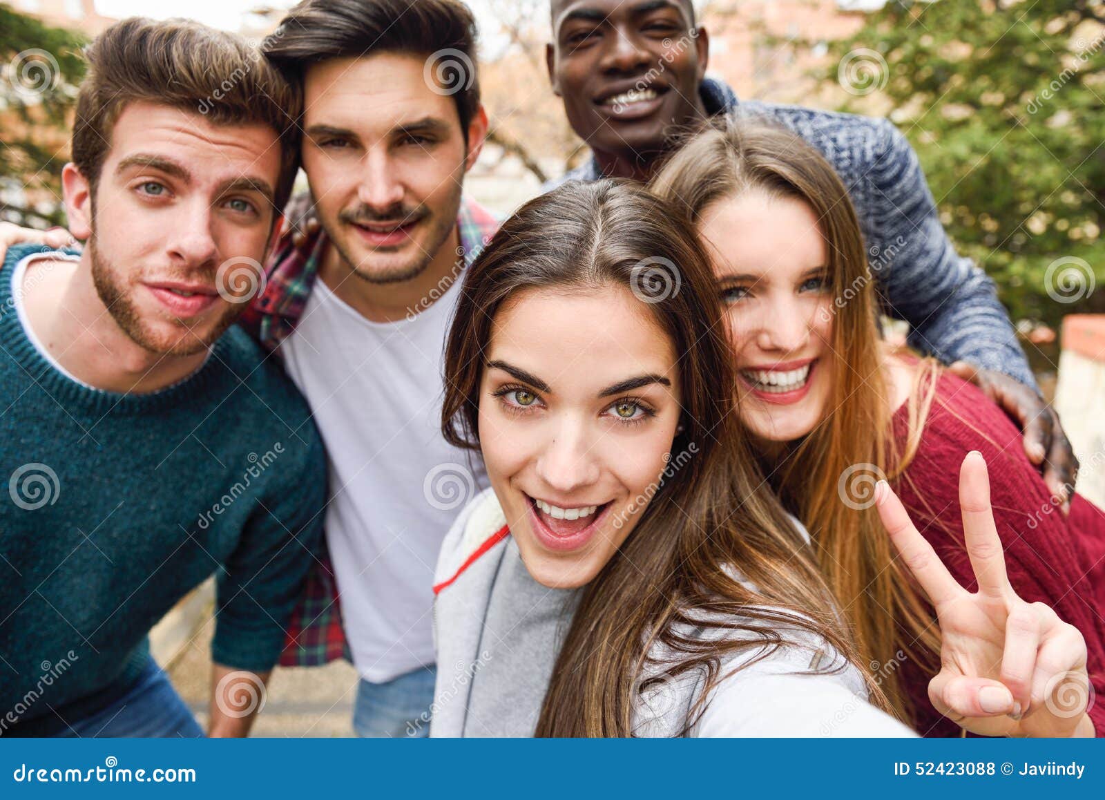 Grupo De Amigos Que Se Divierten Junto Al Aire Libre Foto De Archivo