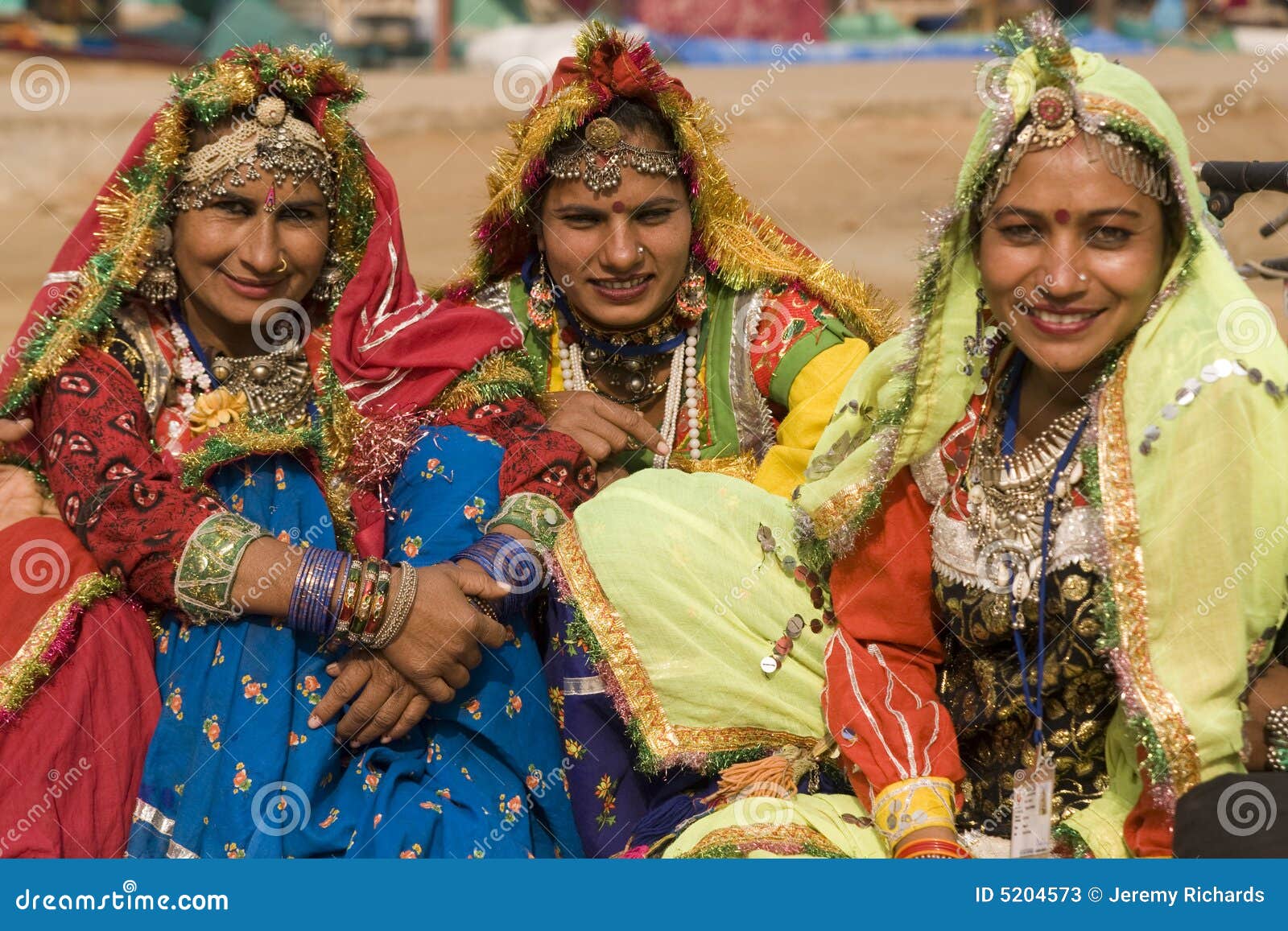 Grupo De Bailarines Indios En Alineada Tradicional Foto de archivo ...