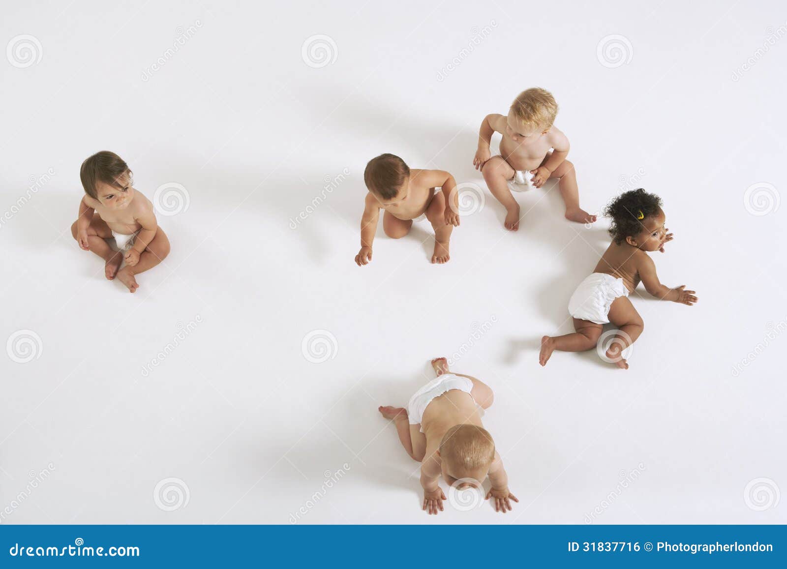 Grupo De Bebés Multiétnicos Foto de archivo - Imagen de alto, inocencia ...