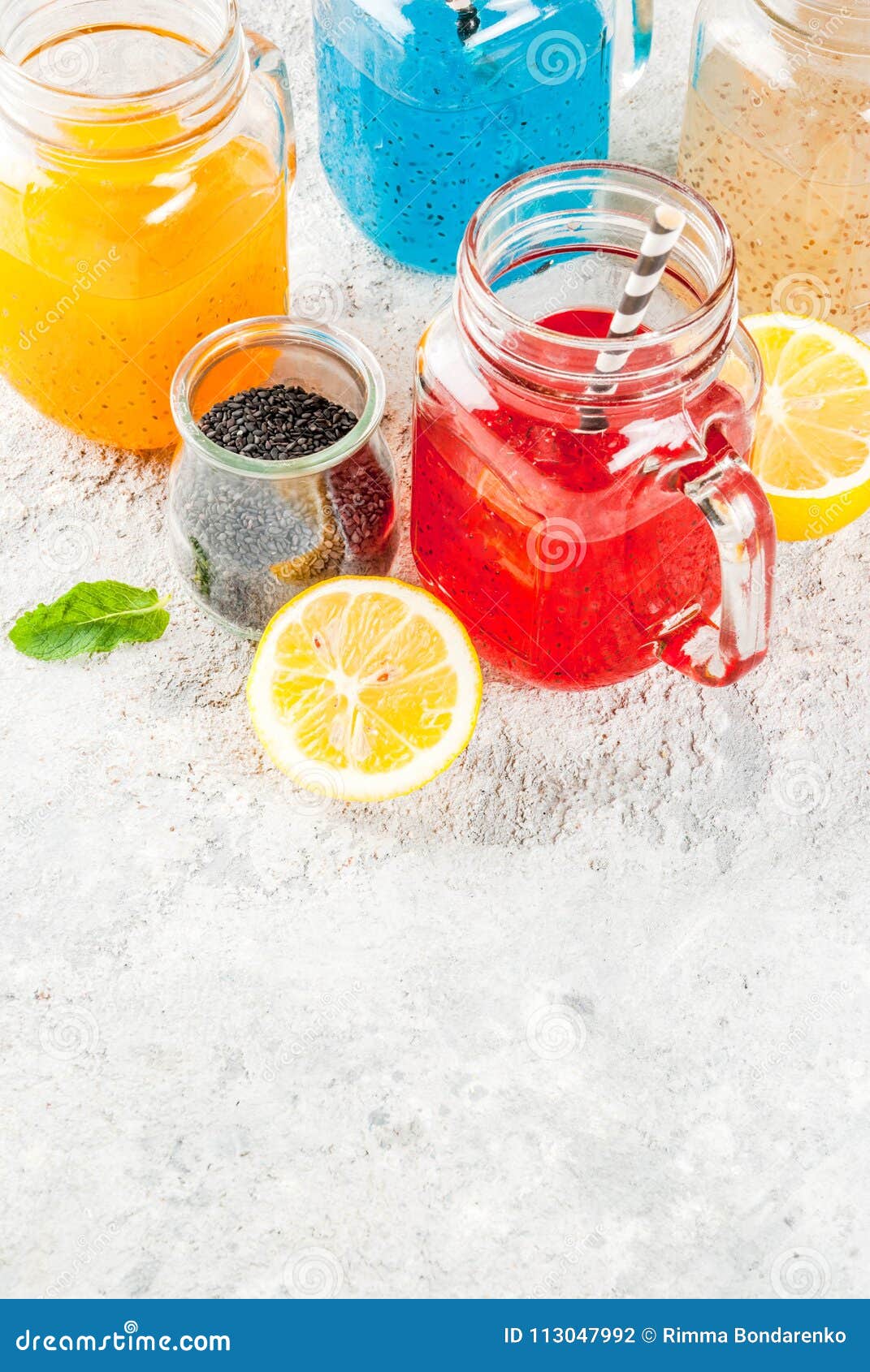 Grupo De Bebida Diferente Da Semente Do Chia Foto de Stock - Imagem de ...