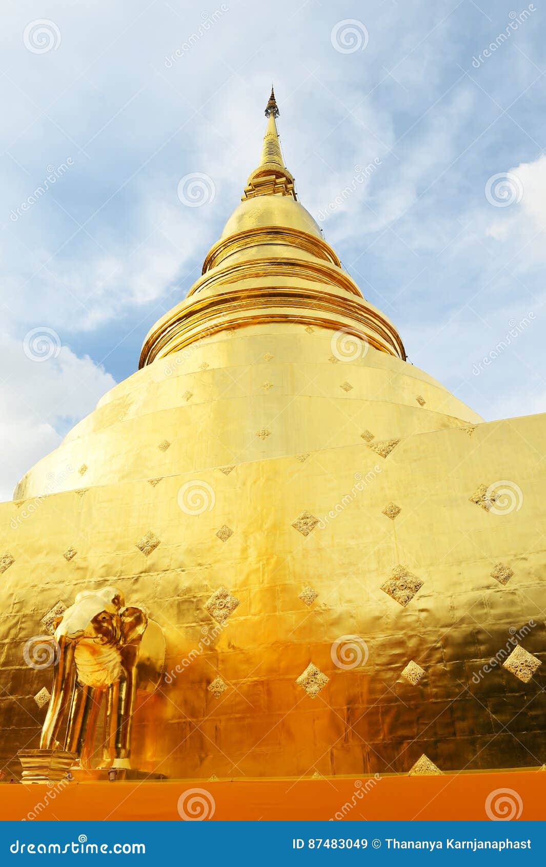 Grupo De Chedi, Stupa En Wat Phra Singh Imagen de archivo - Imagen de ...
