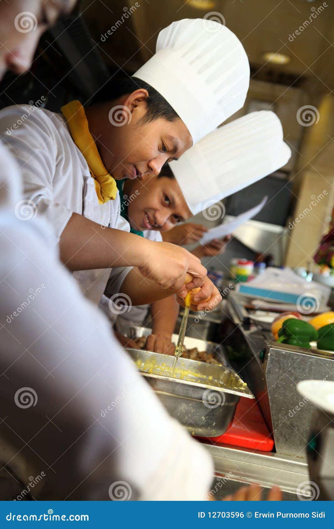 Grupo de cocinero ocupado foto de archivo. Imagen de hombres - 12703596
