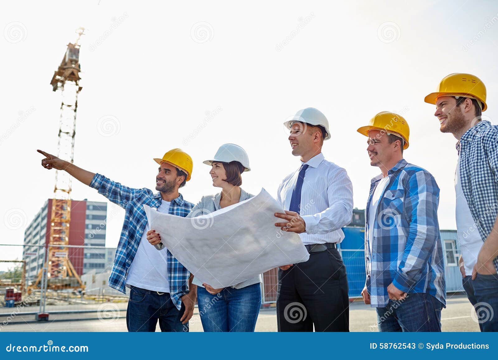 Grupo De Constructores Y De Arquitectos Con El Modelo Imagen de archivo ...