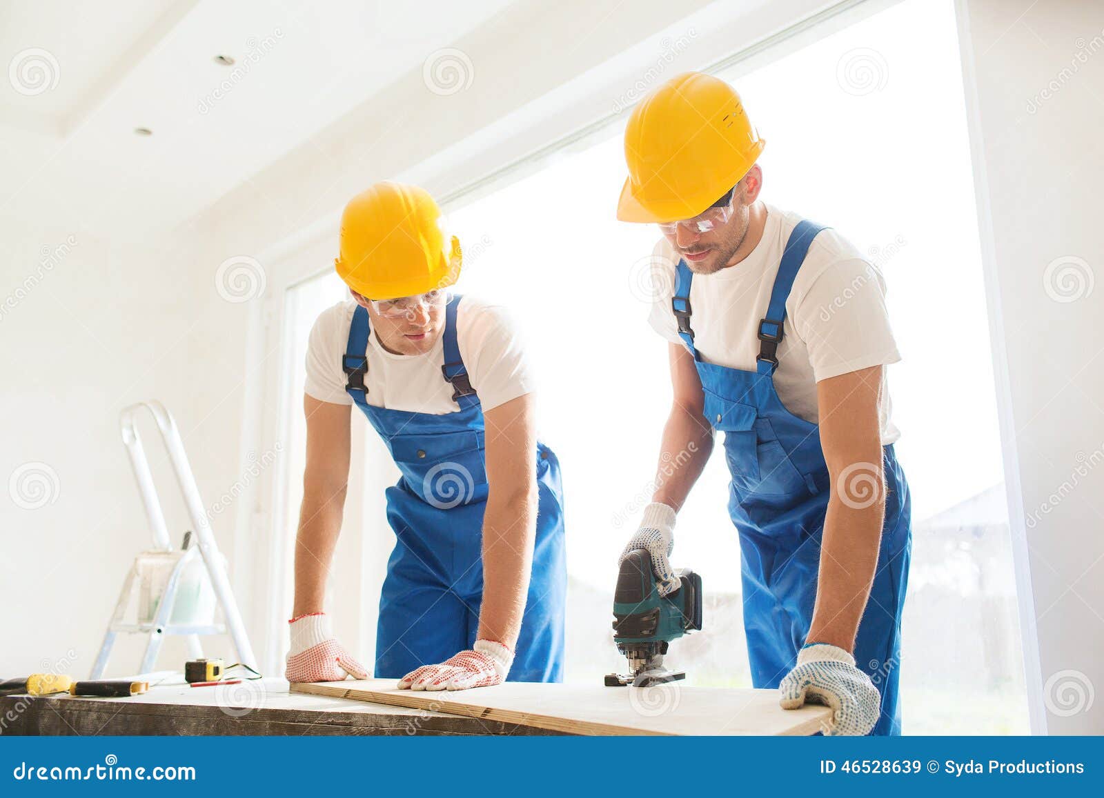 Grupo De Construtores Com Ferramentas Dentro Imagem de Stock - Imagem ...