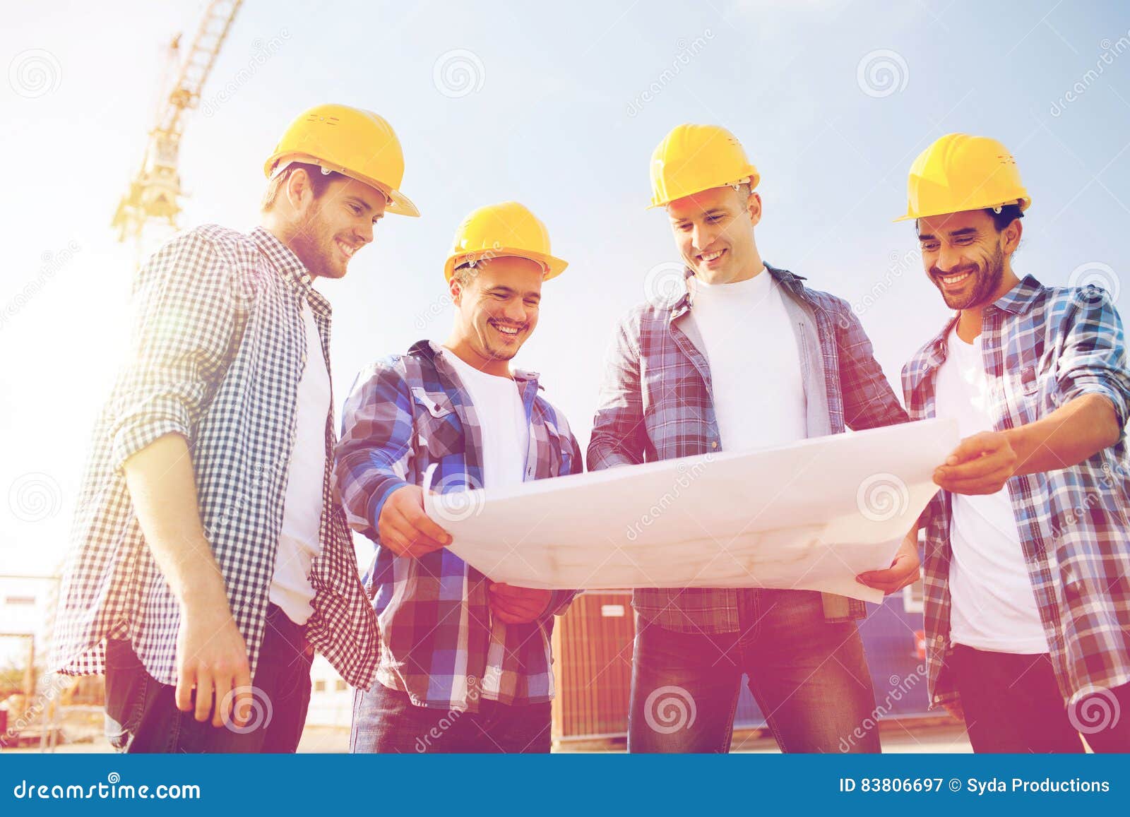 Grupo De Construtores Com PC E Modelo Da Tabuleta Imagem de Stock ...
