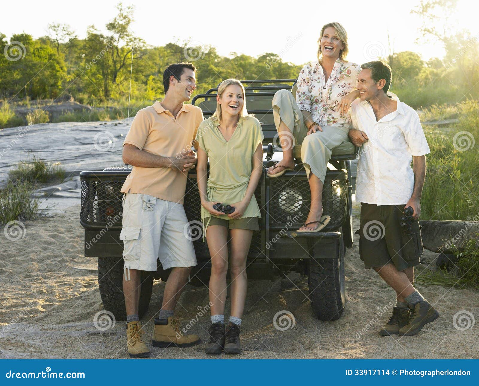 Grupo De Cuatro Personas Alegres En Jeep Foto de archivo - Imagen de ...