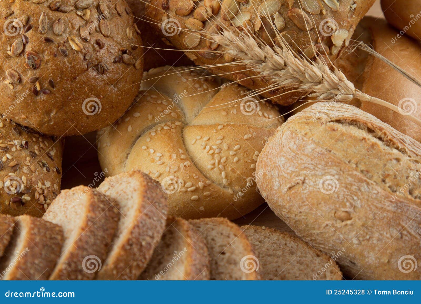 Grupo De Diversos Tipos De Pan Foto de archivo - Imagen de comida ...