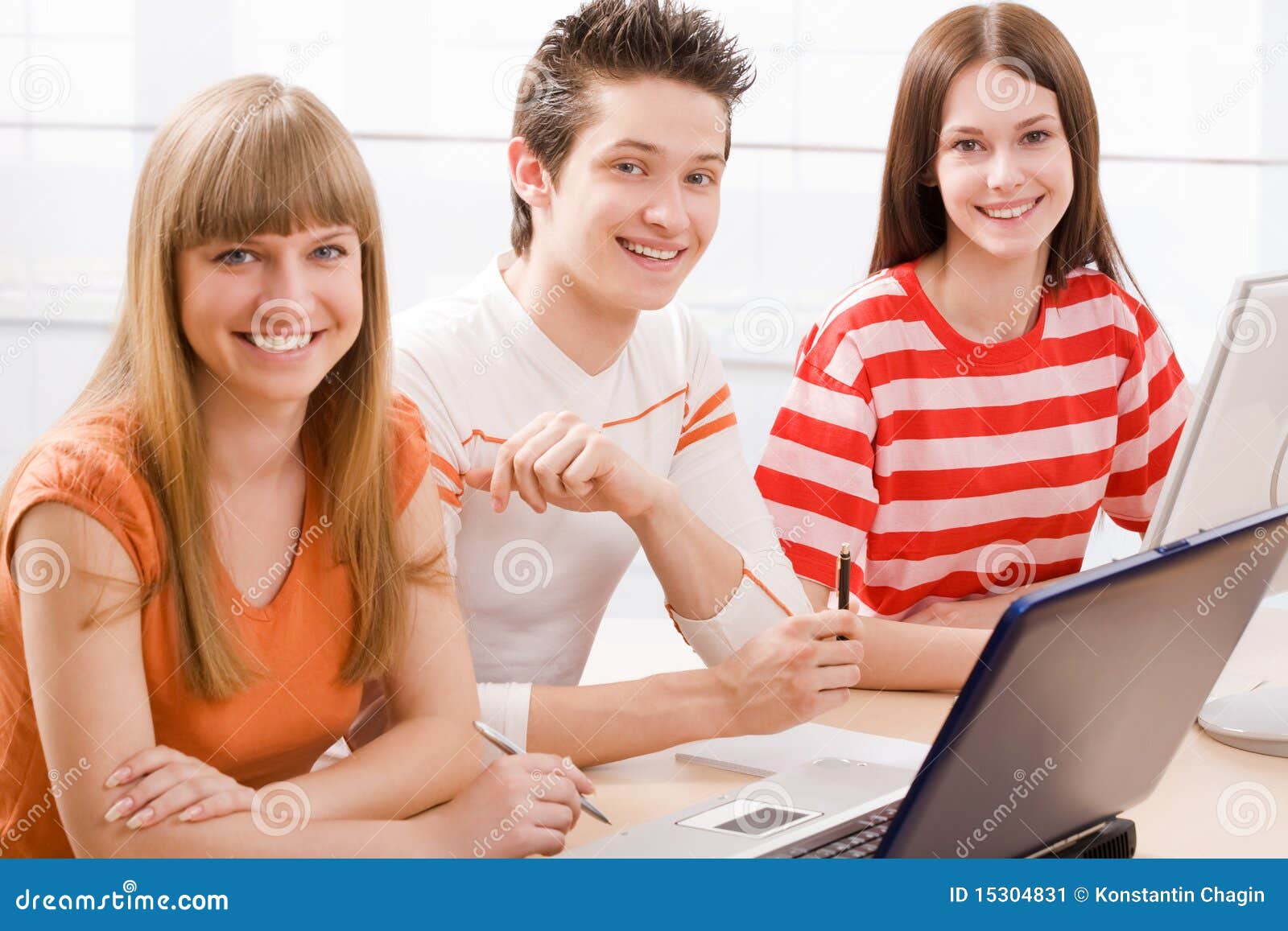 Grupo de estudiantes imagen de archivo. Imagen de grupo - 15304831