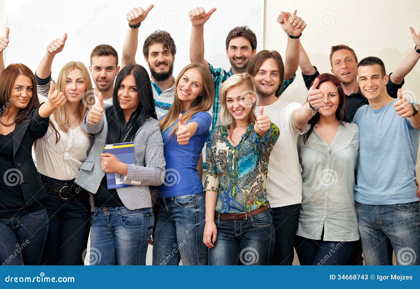 Grupo de estudiantes imagen de archivo. Imagen de sonriente - 34668743