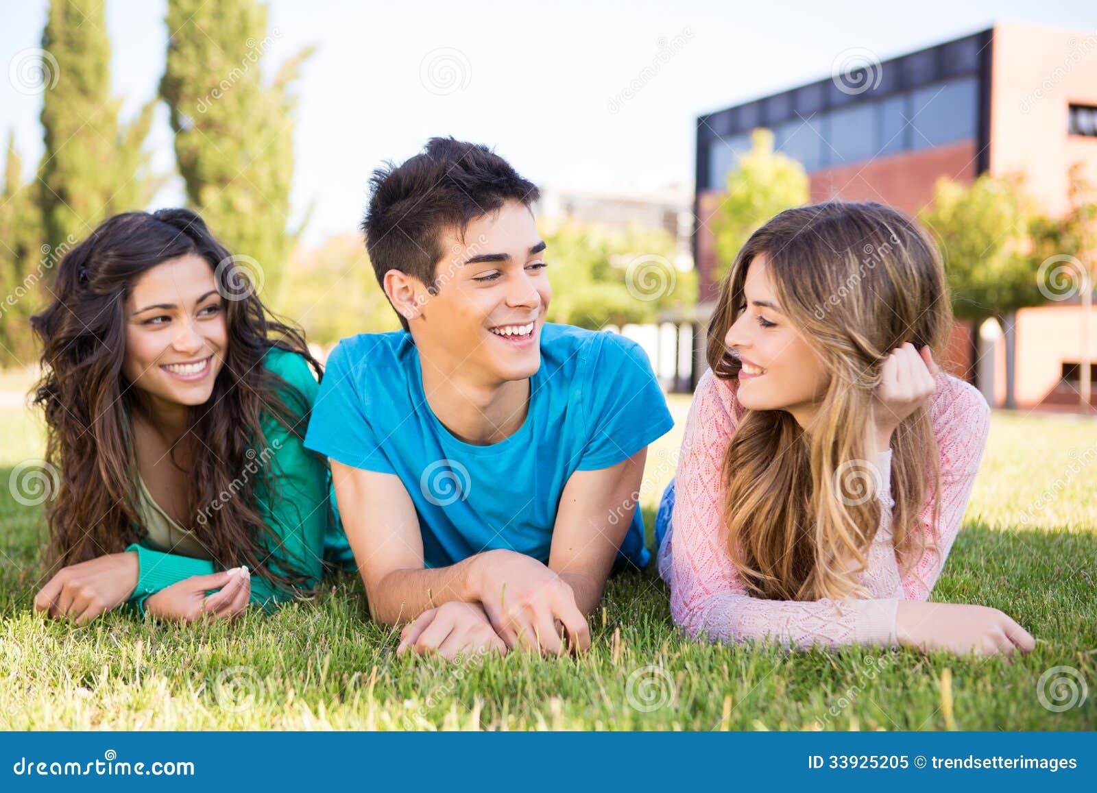 Grupo De Estudiantes En Campus Imagen de archivo - Imagen de escuela ...