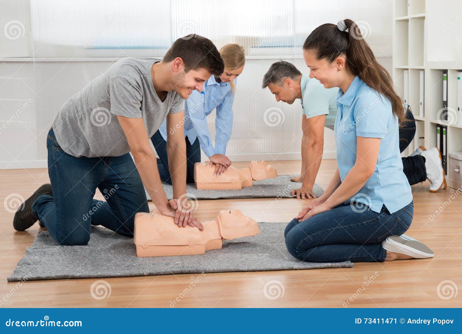Grupo De Estudiantes Que Aprenden El Cpr Imagen de archivo - Imagen de ...